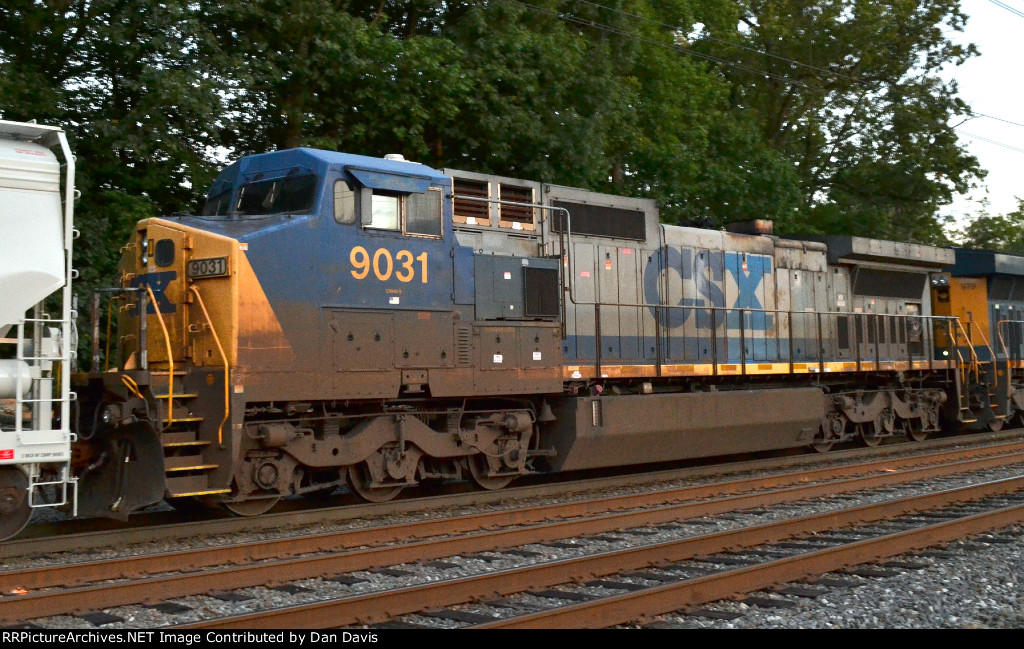 CSX C40-9W 9031 on Q409-25